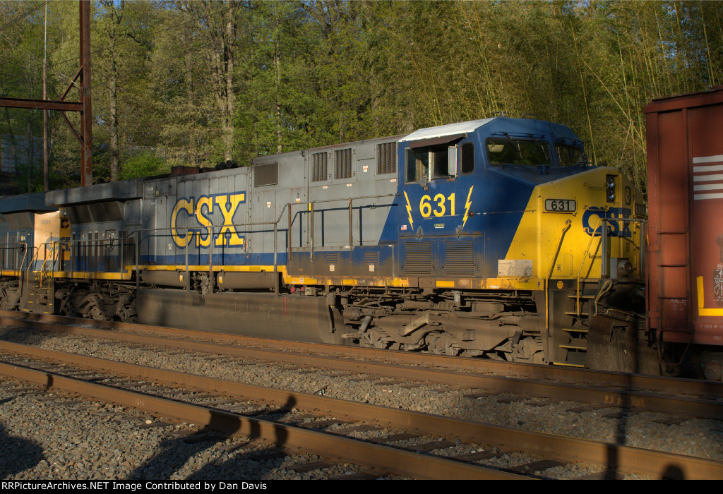CSX AC60CW 631 in nice YN2 trails on Q410-28